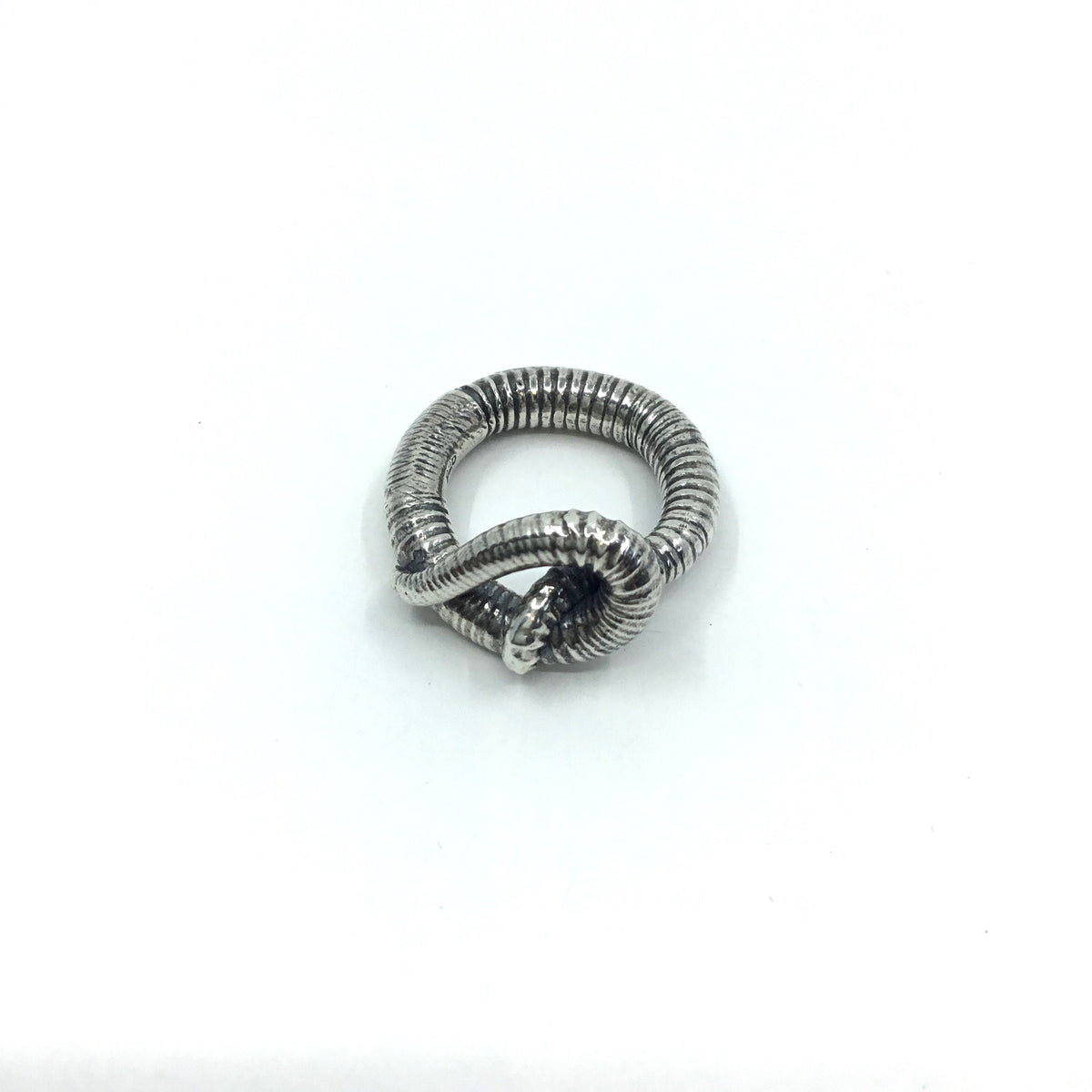 Knot Worm Ring – Te Whare O Rehua Sarjeant Gallery